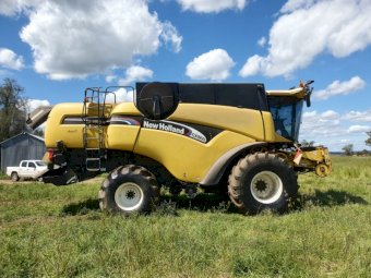 TX36 New Holland header | Farm Tender