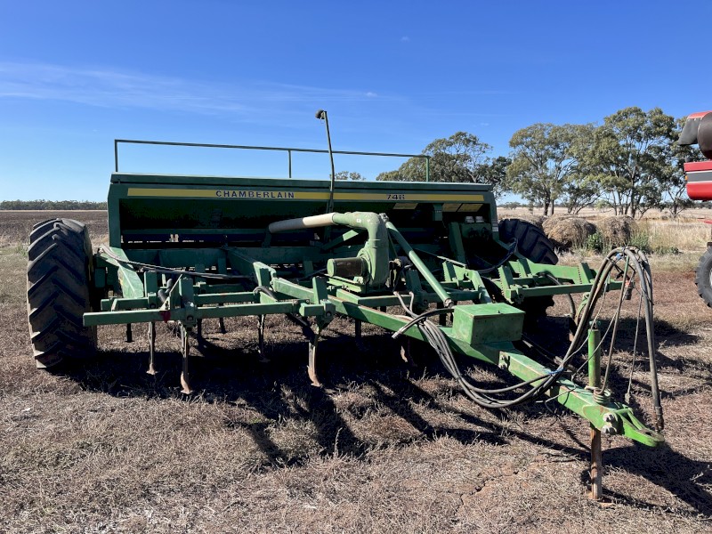 Chamberlain 746 24 row Combine | Farm Tender